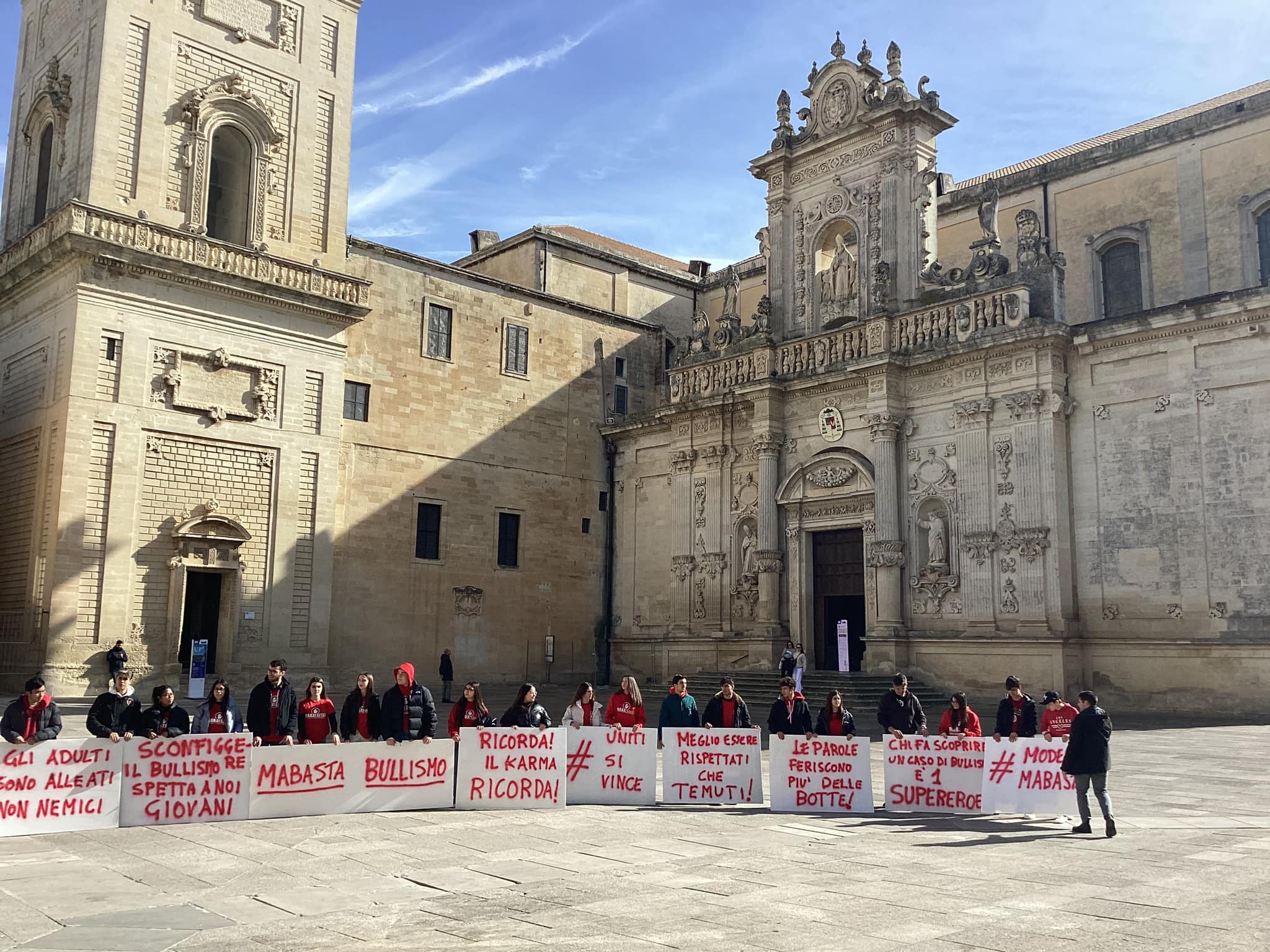 Voce forte contro il bullismo: Team Mabasta illumina le Piazze di Lecce - Il Giornale del Salento